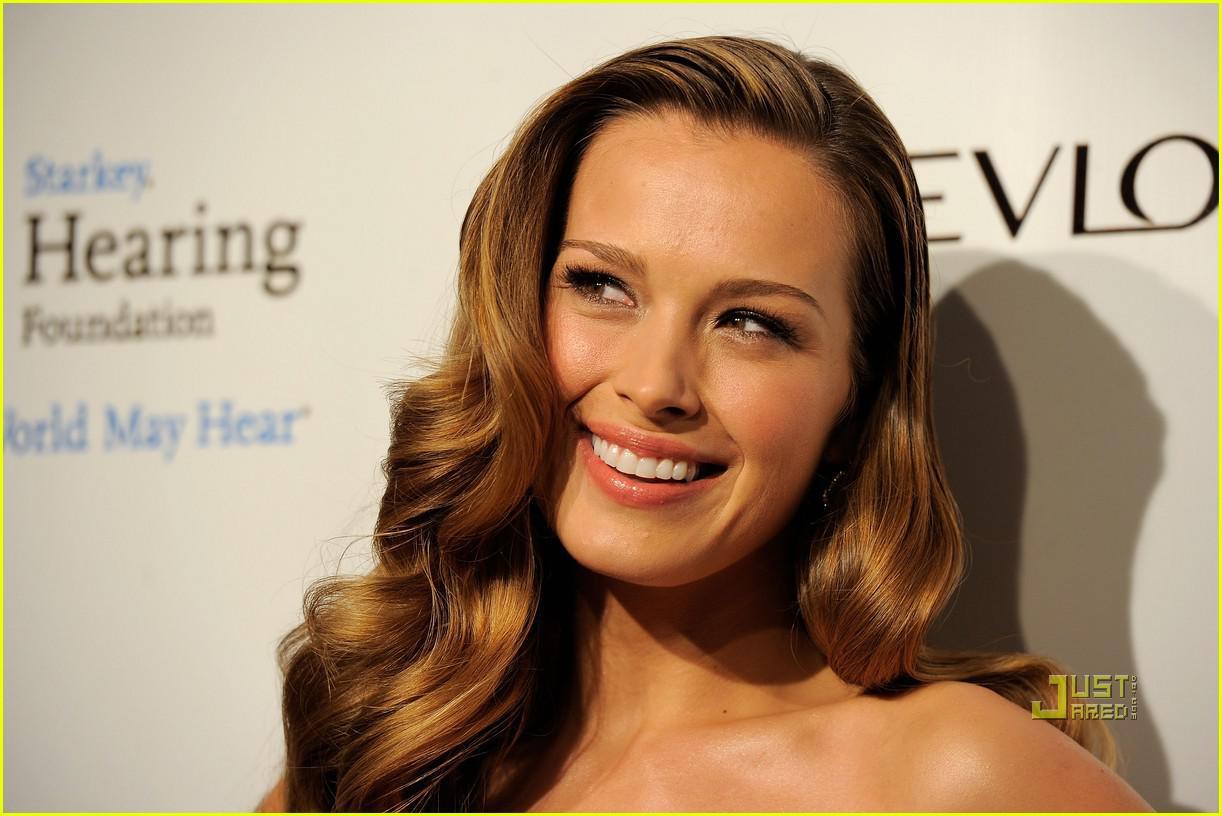 Η θεά Πέτρα Νέμκοβα σωριάζεται στο κόκκινο χαλί των Καννών (βίντεο ...