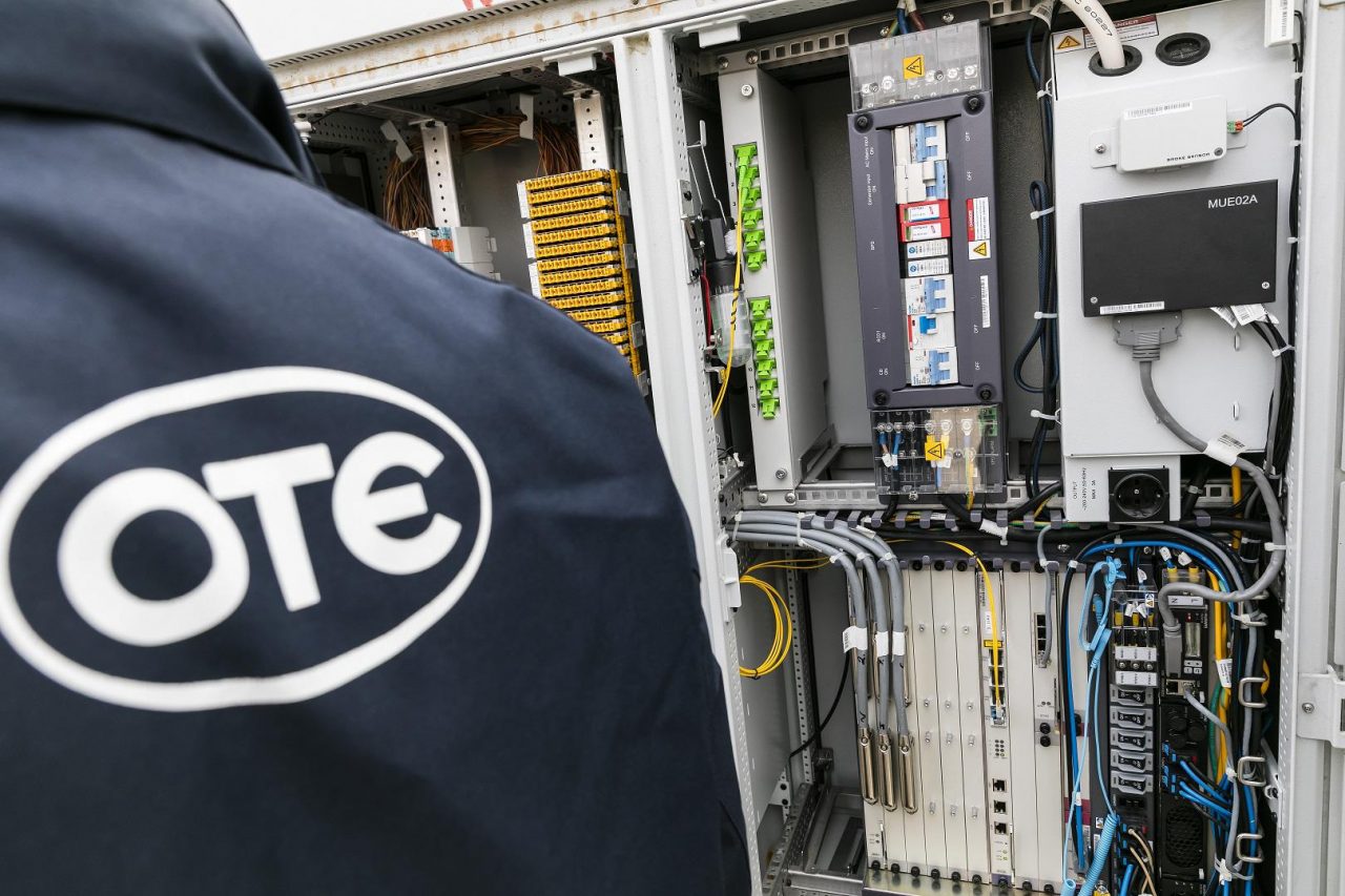 COSMOTE: Δείτε πώς οι τεχνικοί αντικαθιστούν το δίκτυο χαλκού με ...
