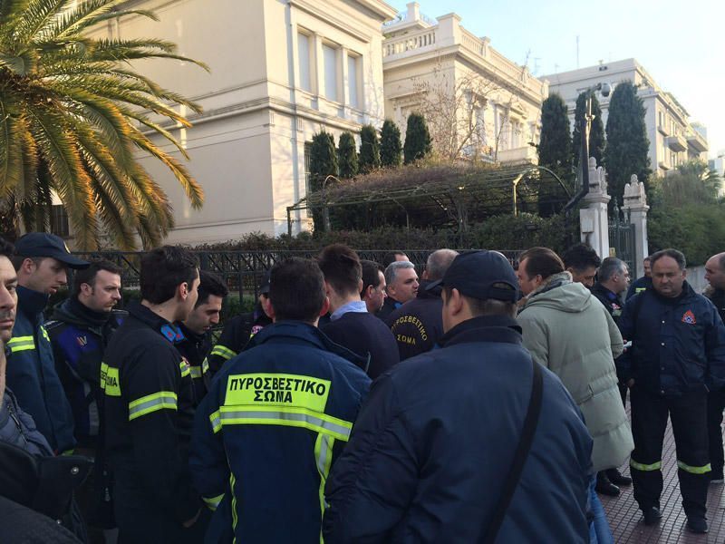 Στη Βουλή οι πυροσβέτες με αίτημα τη μονιμοποίησή τους (video ...