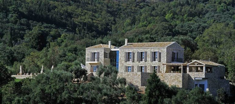 Μια μεγάλη και ονειρική κατοικία στην Κέρκυρα, βγαλμένη από παραμύθι ...
