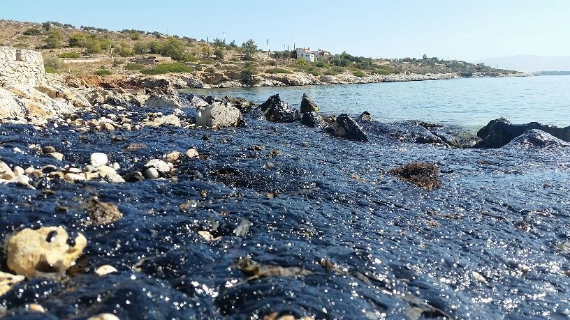 Συναγερμός στις Αρχές: «Μαύρες» οι ακτές στη Σαλαμίνα-Έφτασε στην ...