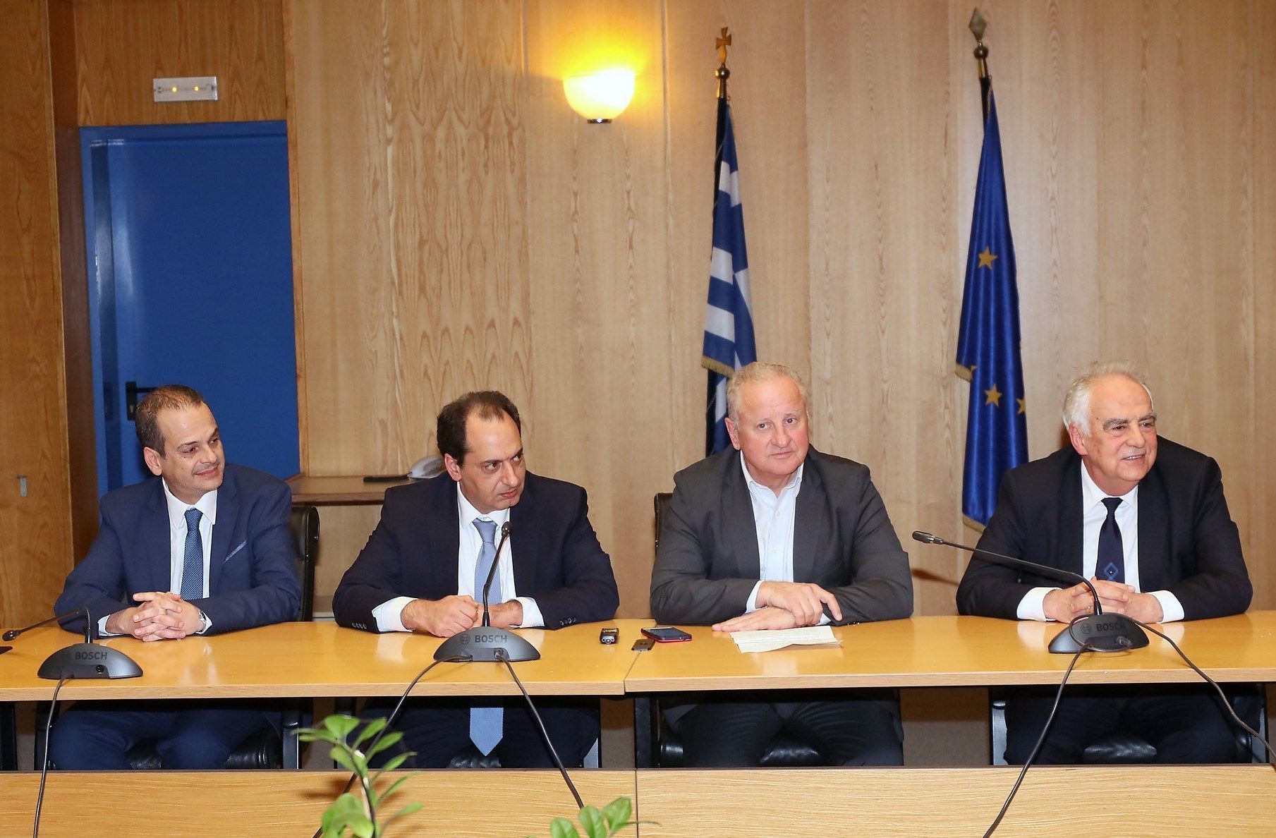 Τα ΕΛΠΕ στηρίζουν την οδική ανακατασκευή της περιοχής της Μάνδρας και ...