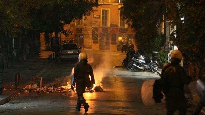 Επεισόδια τα ξημερώματα στα Εξάρχεια - Τραυματίστηκαν 3 αστυνομικοί ...