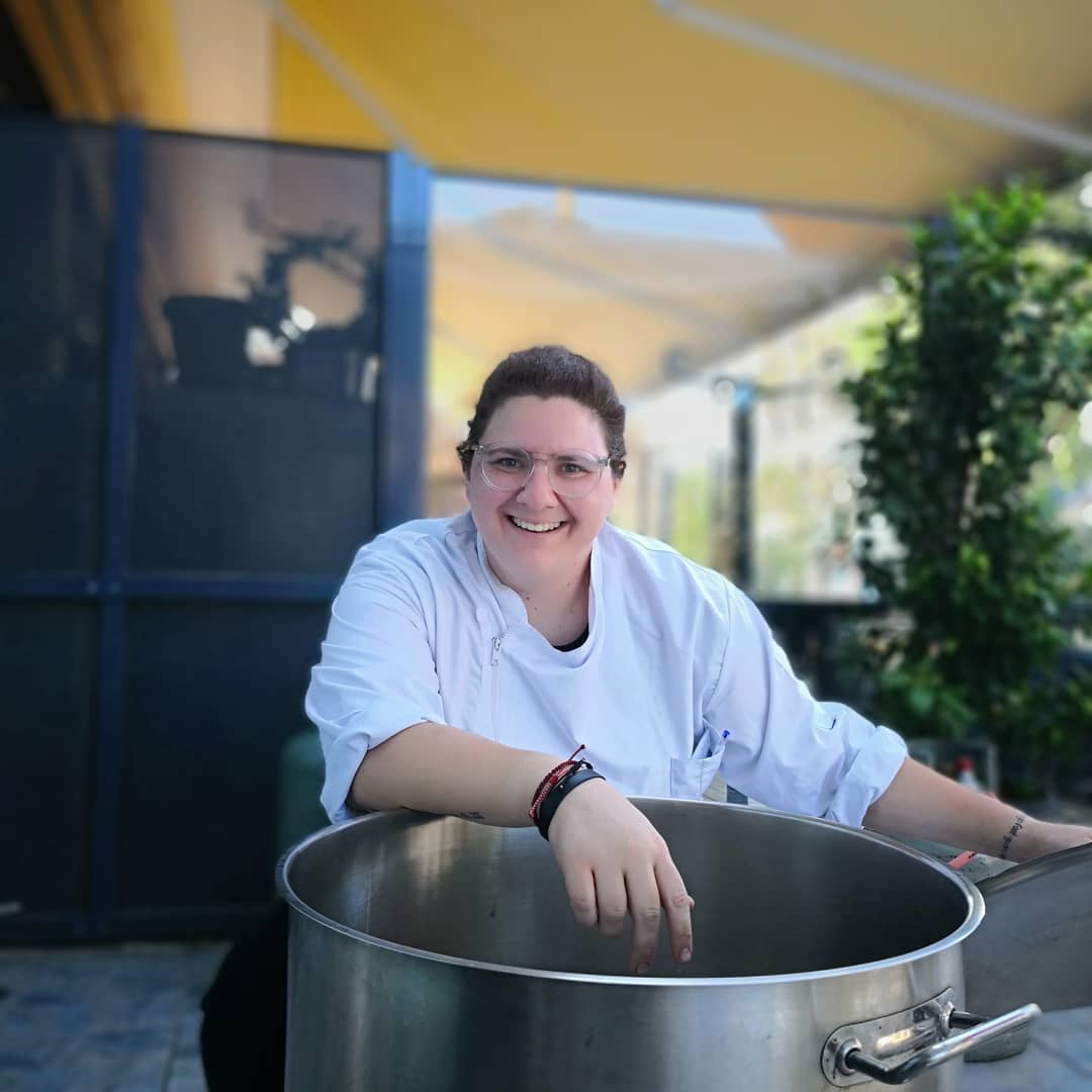 Παίκτρια του MasterChef μαγειρεύει καθημερινά 2000 μερίδες φαγητό για ...