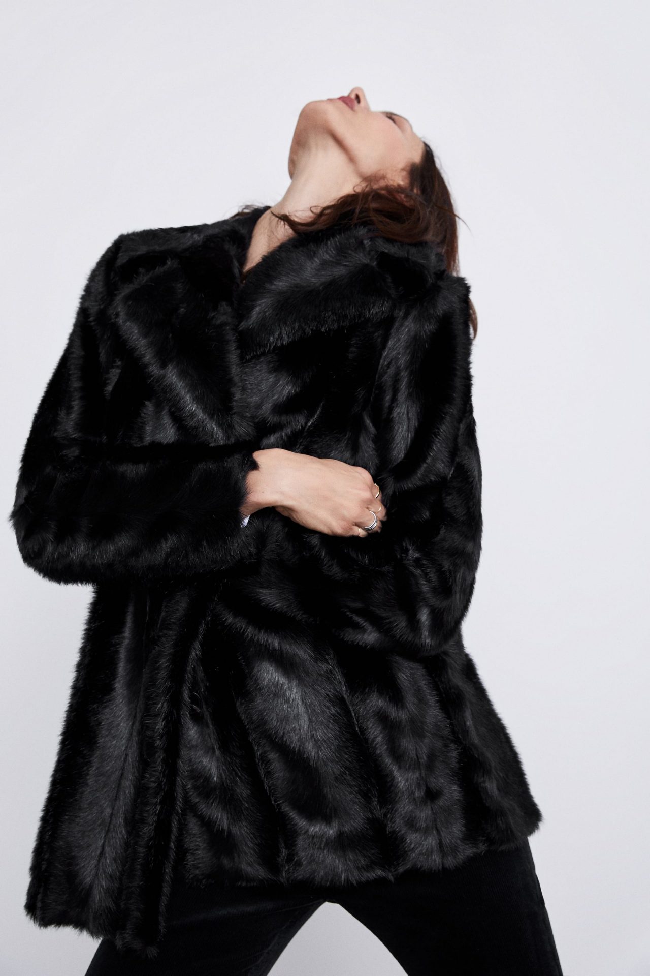 ZARA: 10+1 υπέροχες γούνες που θα σας κρατήσουν ζεστές και στυλάτες τον ...
