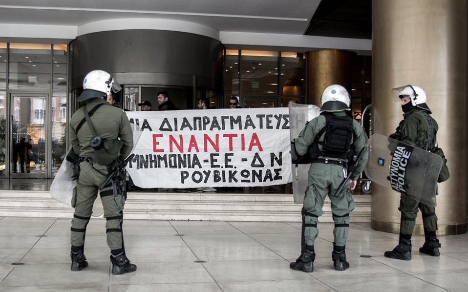 Εννέα προσαγωγές για την εισβολή του Ρουβίκωνα στην πρεσβεία της ...