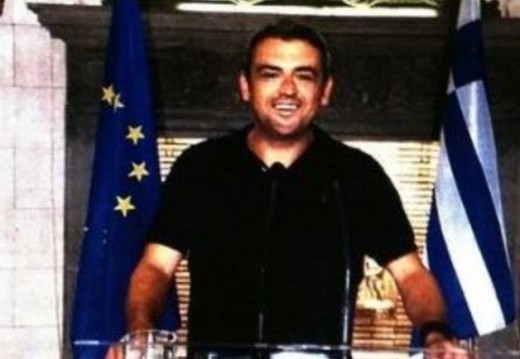 Συνεχίζει τη μεγάλη ζωή ο Πετσίτης: Στο Λονδίνο αγκαλιά με σέξι ...