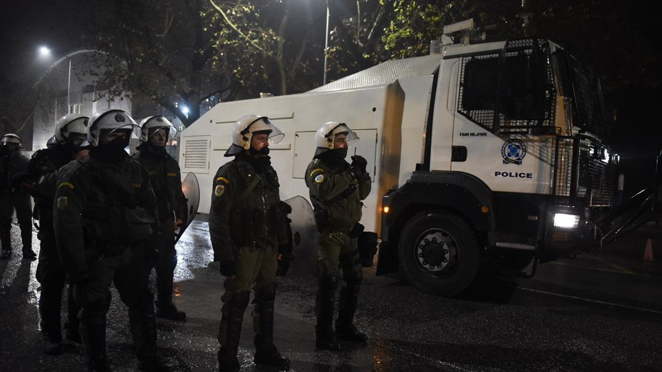 Σοβαρά επεισόδια στο κέντρο της Θεσσαλονίκης - Με χημικά απάντησε η ...