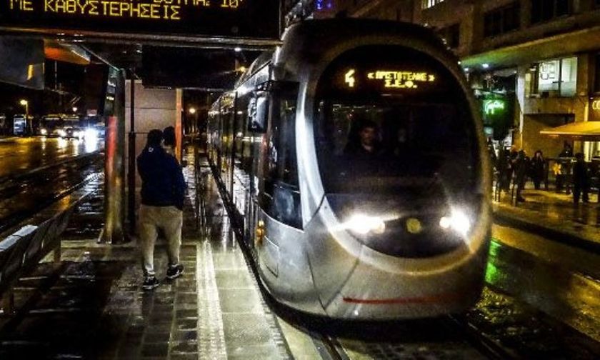 Βίντεο-σοκ από τον απεγκλωβισμό 65χρονου πεζού που παρέσυρε το τραμ ...
