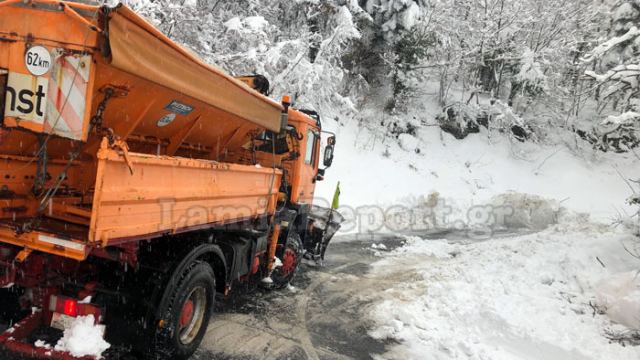 Η μάχη με τα χιόνια για τον απεγκλωβισμό των 50 επισκεπτών στο ...