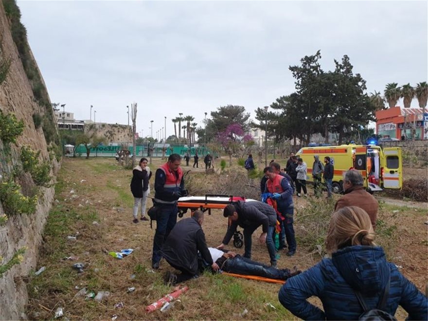 Συναγερμός στο Ηράκλειο Κρήτης: Άνδρας έπεσε από τα τείχη - Mononews.gr