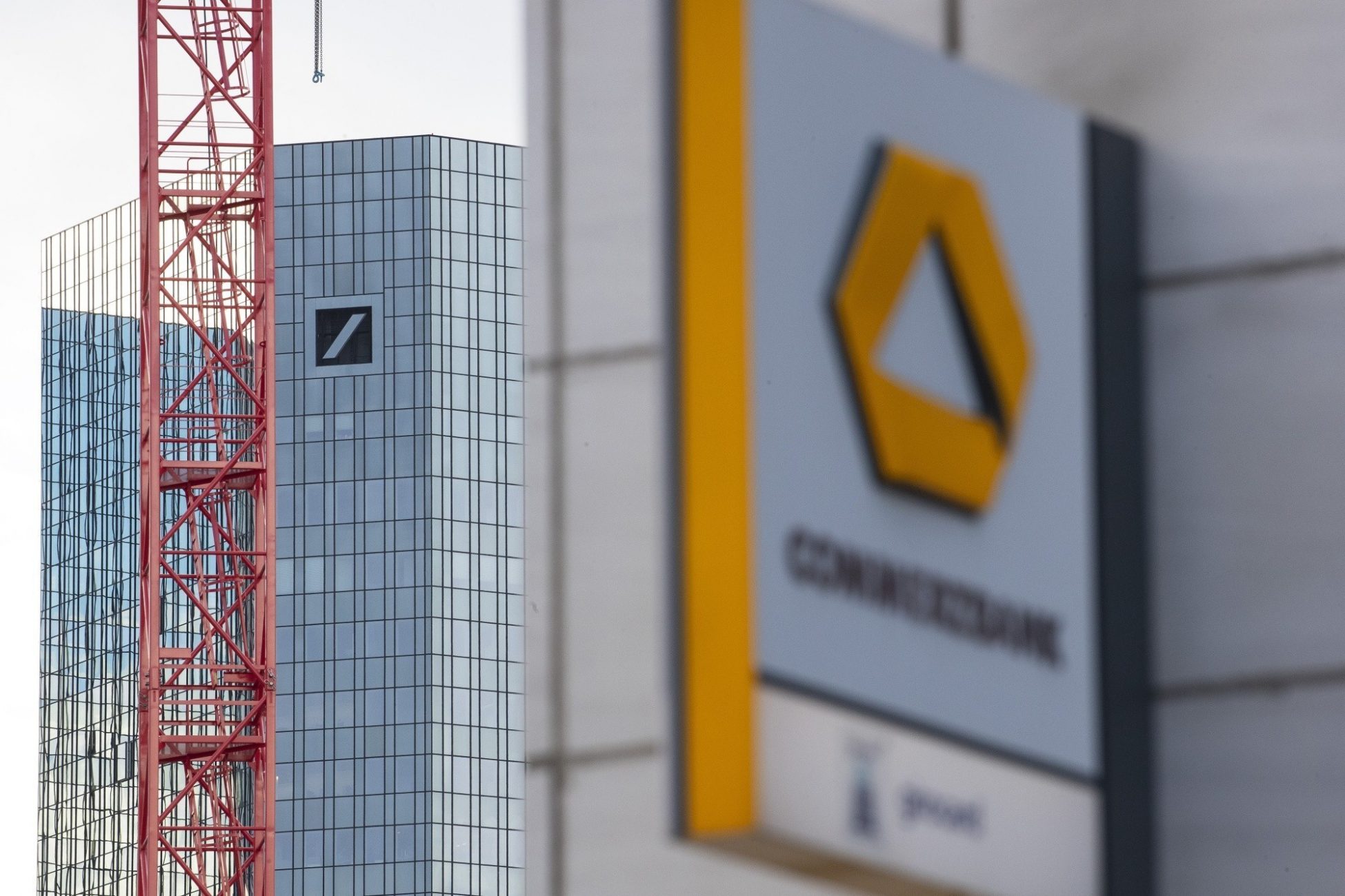 Οι Καταριανοί βάζουν φρένο στο deal Deutsche Bank – Commerzbank ...