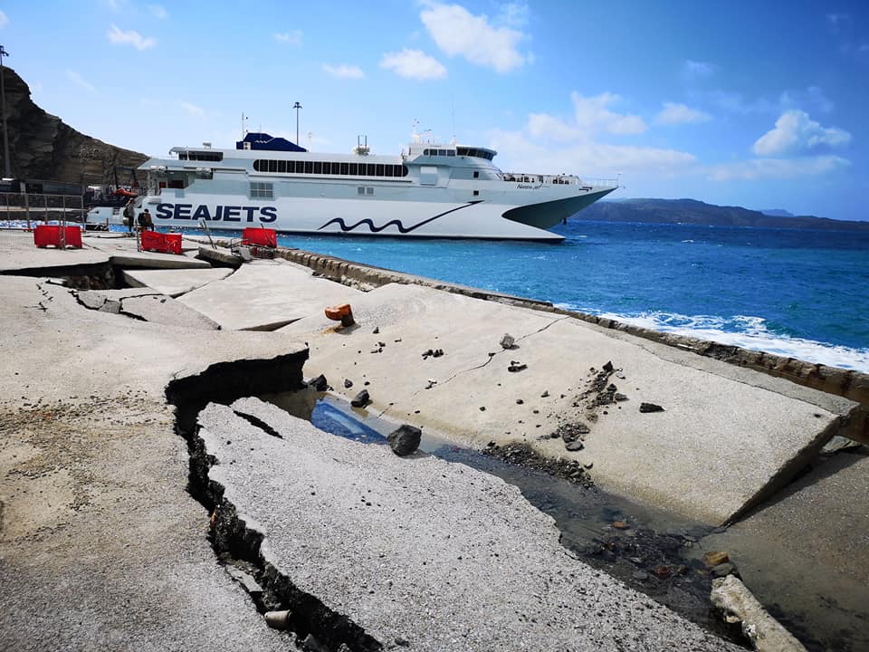 Σοβαρά προβλήματα στο λιμάνι της Σαντορίνης: Τα κύματα κατέστρεψαν την ...