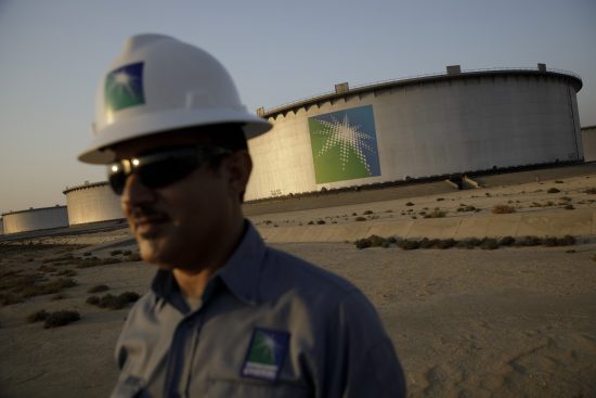 Saudi Aramco: H Σαουδική Αραβία μειώνει την τιμή για το πετρέλαιο Arab ...
