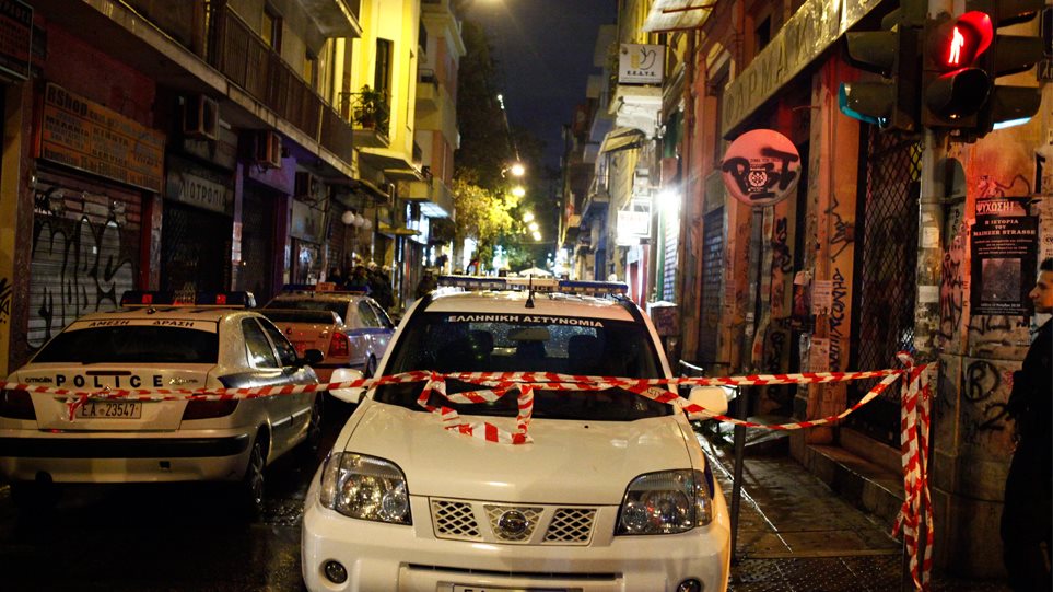 Σκηνικό «φαρ ουεστ» στα Εξάρχεια: Kαλάσνικοφ, όπλα, μαχαίρια και δύο ...