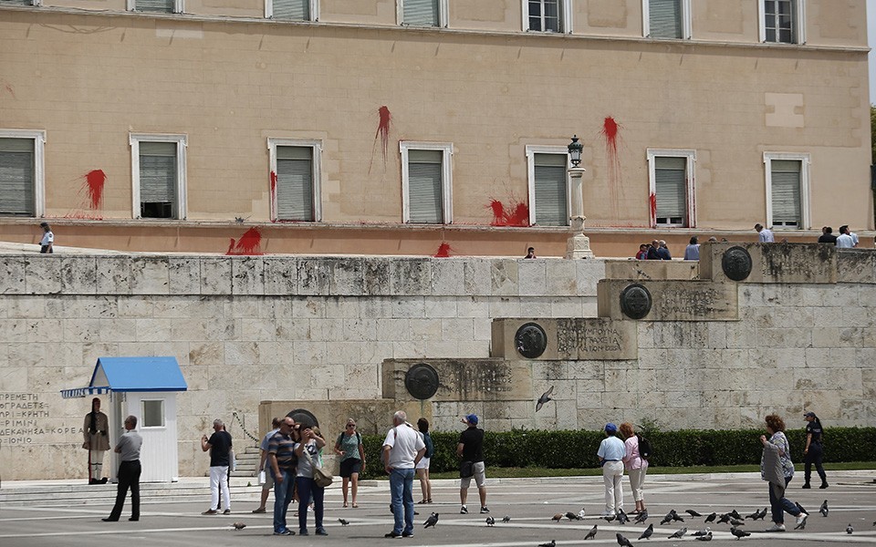 H στιγμή της επίθεσης του «Ρουβίκωνα» με μπογιές στη Βουλή (video ...