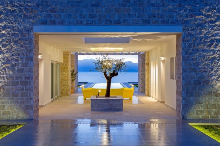 Μια εντυπωσιακή κατοικία δεσπόζει με την λιτή και απέριττη ...
