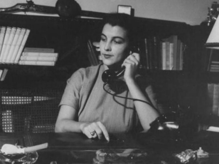 ΑΜΑΛΙΑ ΜΕΓΑΠΑΝΟΥ: Η ΓΥΝΑΙΚΑ μπροστά από τον ΚΑΡΑΜΑΝΛΗ. - ΝΕΟ ...