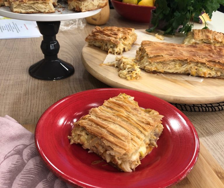 Εύκολη και λαχταριστή κοτόπιτα με μπεσαμέλ - Mononews.gr