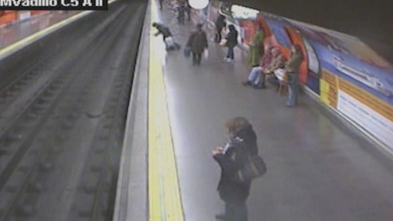 Σοκαριστικό video: Χάζευε στο κινητό της και έπεσε στις ράγες του μετρό ...