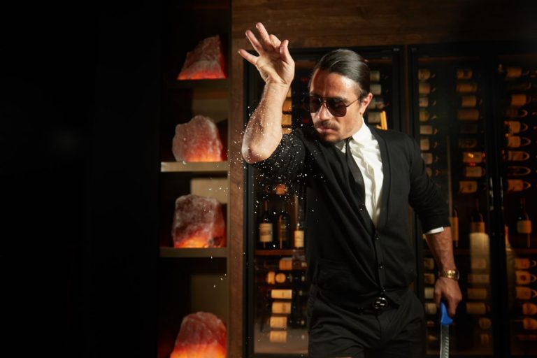 Salt Bae: Πόσες «χρυσές» μπριζόλες πούλησε ο Νουσρέτ στη Μύκονο ...
