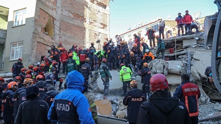 Σεισμός στην Τουρκία: Στους 31 οι νεκροί - Μάχη με τον χρόνο για τον ...