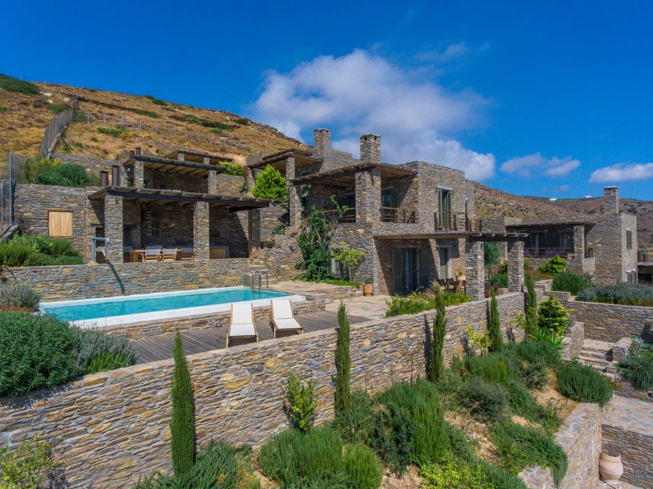 Ένα εντυπωσιακό συγκρότημα κατοικιών στην Άνδρο με απεριόριστη θέα στη ...