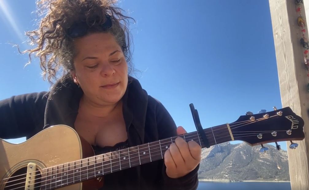 Η Ματούλα Ζαμάνη τραγουδάει διαδικτυακά γιατί #menoumespiti (video ...