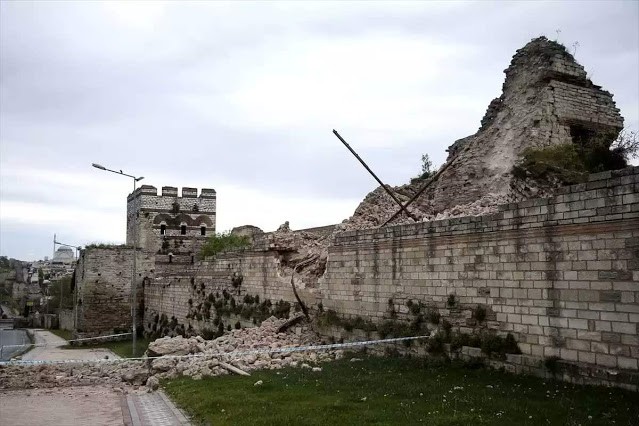Κατάρρευση στα βυζαντινά τείχη της Κωνσταντινούπολης - Αδιαφορία των ...