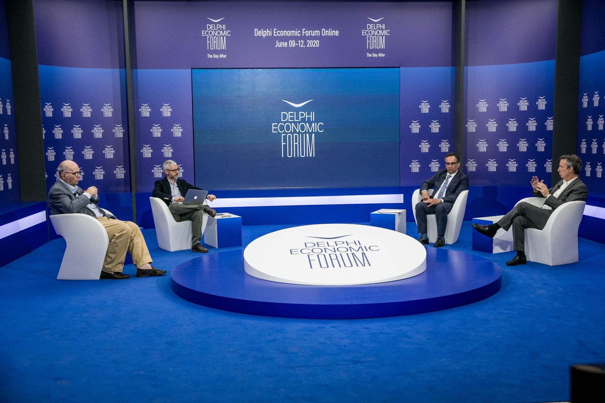 Βασίλης Σταύρου -Delphi Forum: Η δική μου αγωνία είναι αυτή η ύφεση τί ...