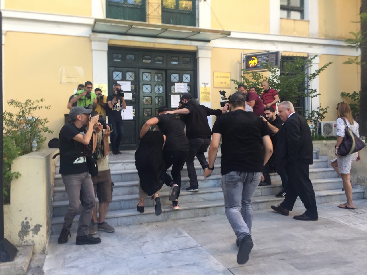 Στον εισαγγελέα η 35χρονη που κατηγορείται για την επίθεση με βιτριόλι ...