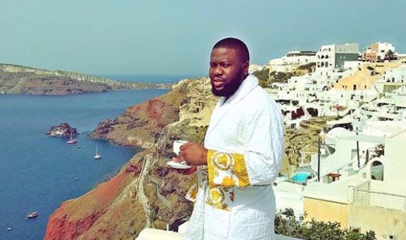 Raymond Abbas: Ο Νιγηριανός influencer που αγαπούσε τη Σαντορίνη και ...