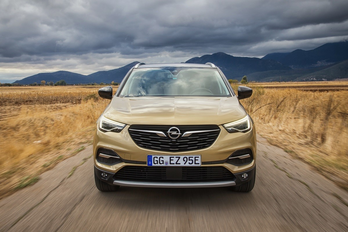 Opel Grandland X: Το μπλε φως που δηλώνει την ηλεκτρική λειτουργία του ...
