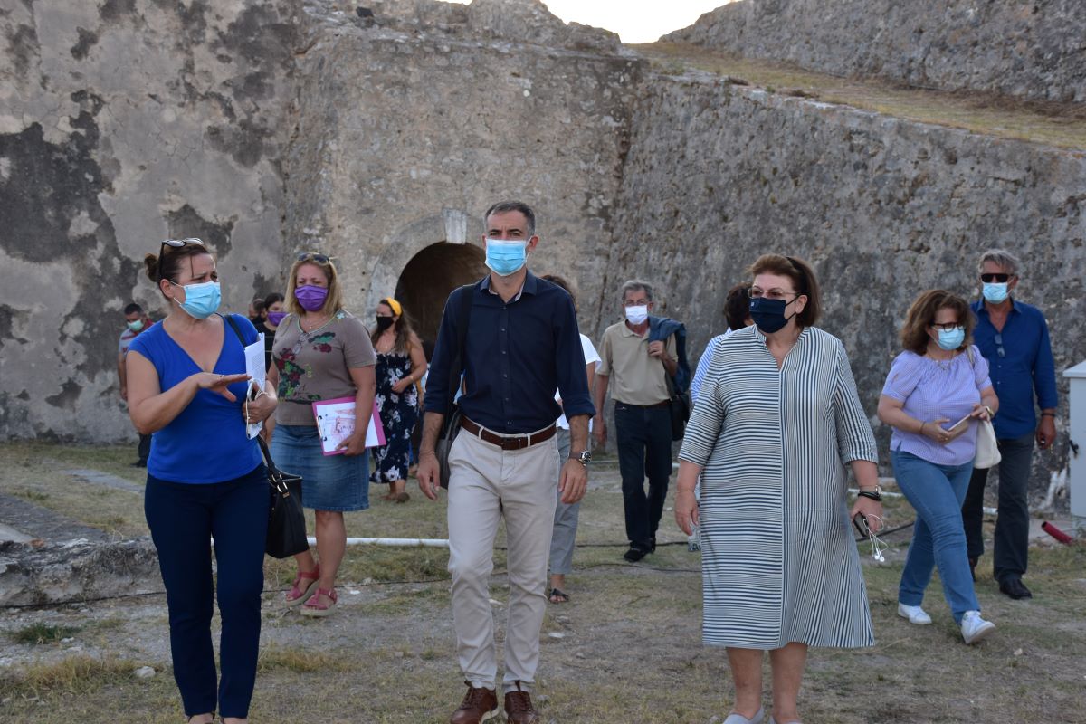 Το κάστρο, το αρχαίο θέατρο, το Αρχαιολογικό Μουσείο. Λύση σε ...
