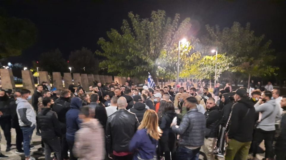 Θεσσαλονίκη: Συγκέντρωση χωρίς μάσκες κατά του lockdown στον Λευκό ...