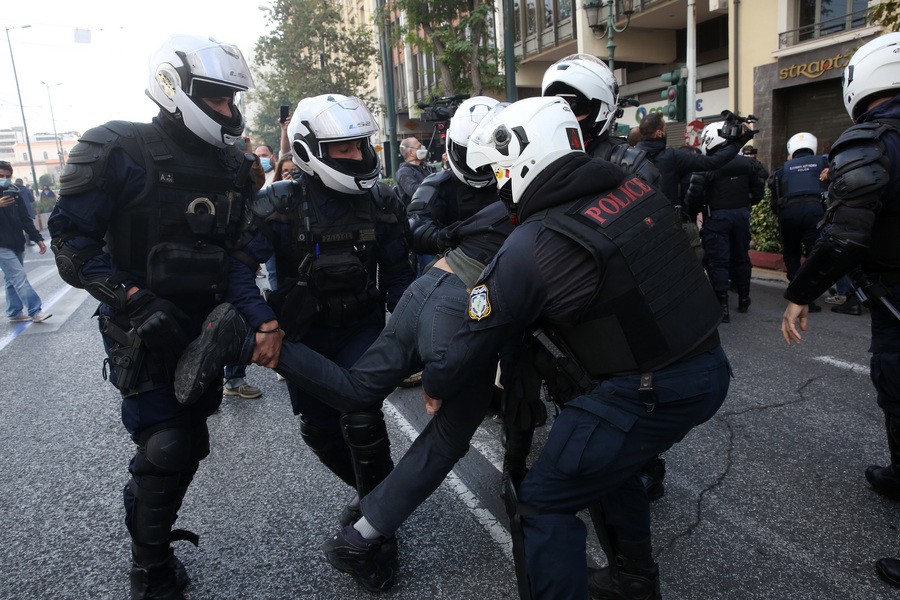 Πολυτεχνείο: Ένταση στο κέντρο της Αθήνας - Χημικά και προσαγωγές ...