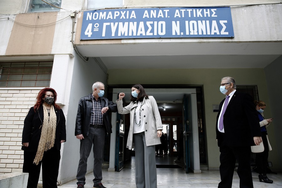 Νίκη Κεραμέως: Προτεραιότητά μας είναι τα ανοιχτά σχολεία - Mononews.gr
