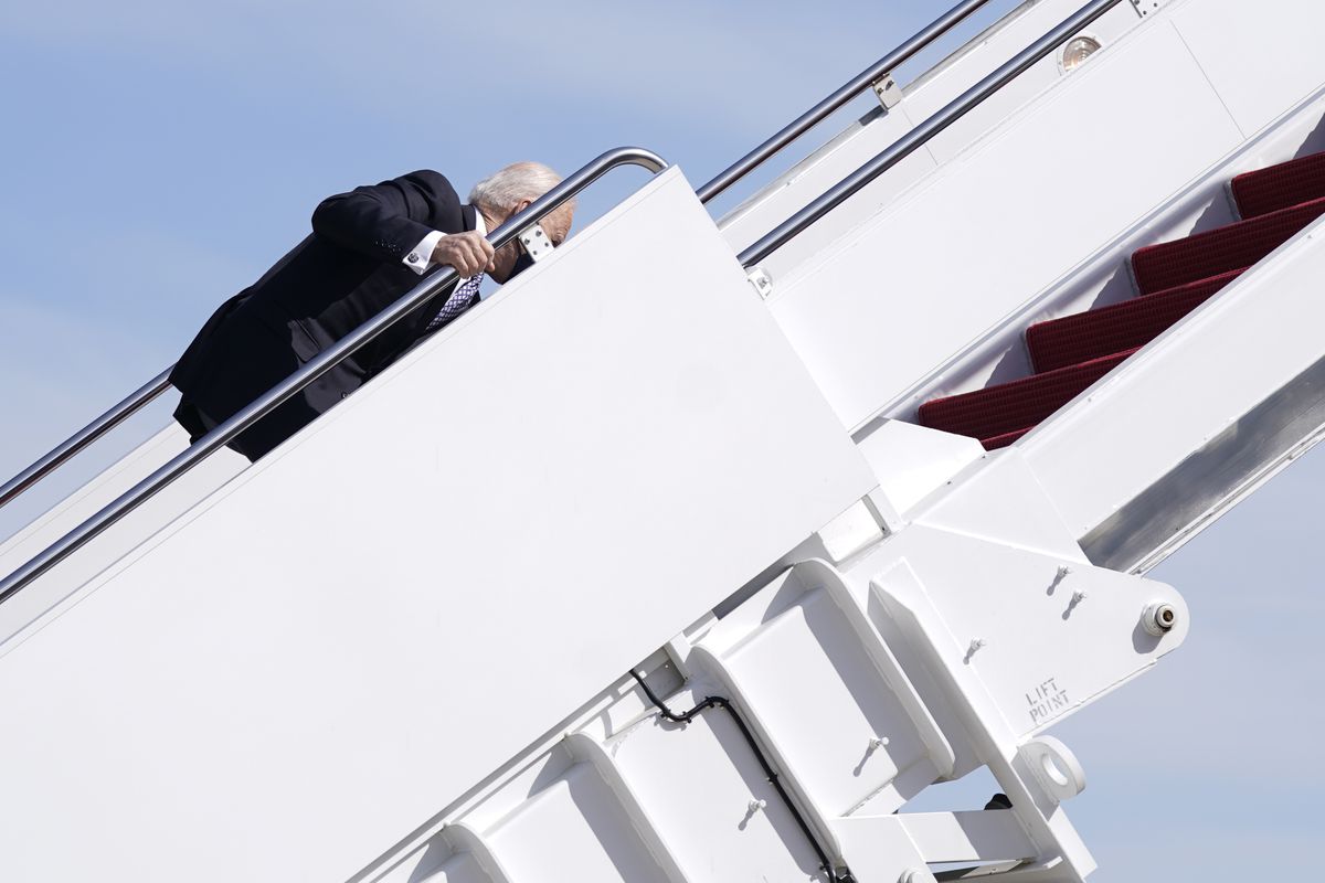 Ατύχημα για τον Τζο Μπάιντεν: Σκόνταψε και έπεσε στη σκάλα του Air ...