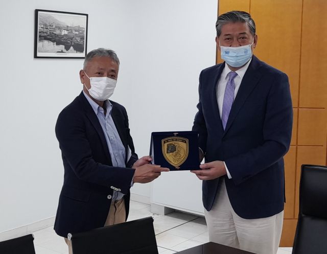 ΟΛΠ: Συνάντηση Captain Weng Lin με τον πρέσβη της Ιαπωνίας στην Ελλάδα ...