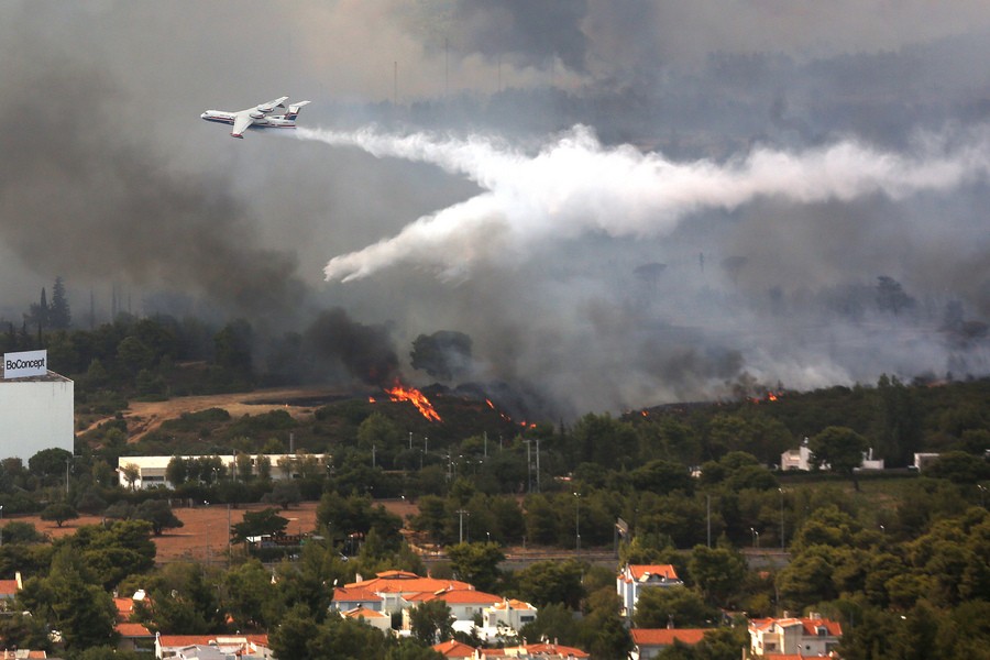 Ανεξέλεγκτη η φωτιά στη Βαρυμπόμπη: Εγκλωβισμένες πολίτες και δυνάμεις ...
