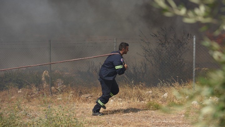 Καλαμάτα: Έχει περάσει μέσα από σπίτια η φωτιά στο Βασιλίτσι - Mononews.gr