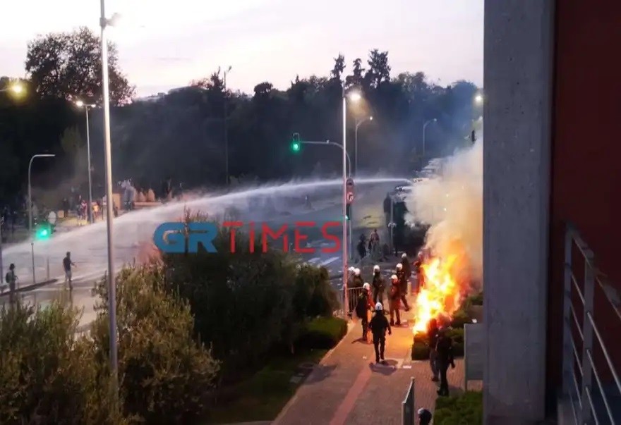 Θεσσαλονίκη: Επεισόδια στην πορεία των αντιεμβολιαστών (video ...