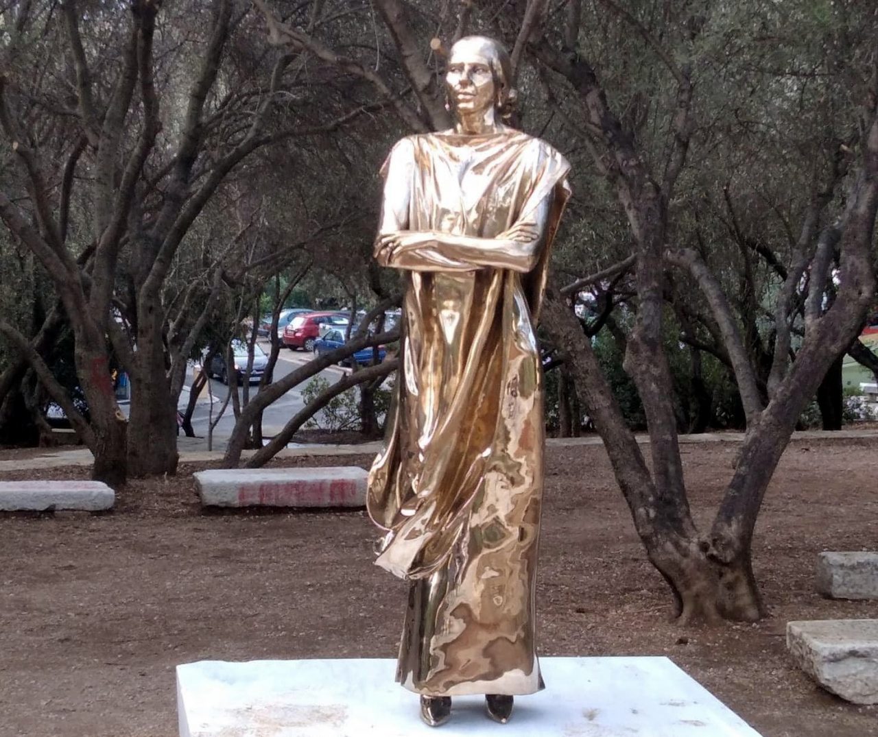 Ήταν κιτς η Μαρία Κάλλας; Το άγαλμα κάτω από την Ακρόπολη προκαλεί ...