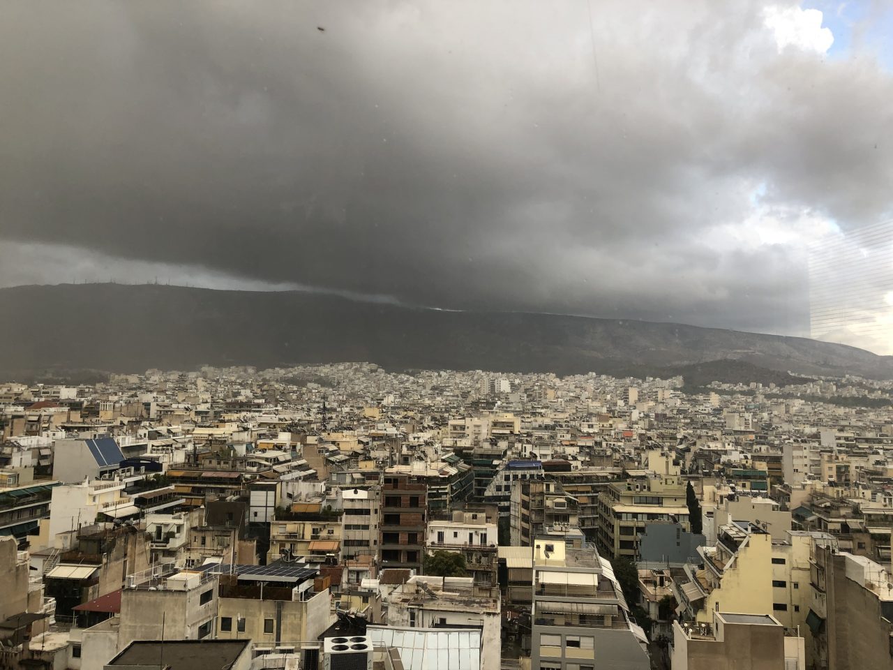 Άνοιξαν οι ουρανοί στο κέντρο της Αθήνας - Mononews.gr