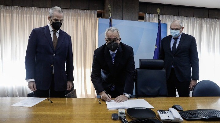 Ορκίστηκε Έλληνας πολίτης ο ιστορικός Μαρκ Μαζάουερ - Mononews.gr