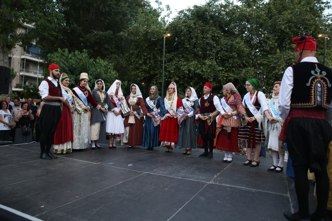 Με επιτυχία πραγματοποιήθηκαν οι Χοροί της Θάλασσας στην πλατεία Κανάρη ...