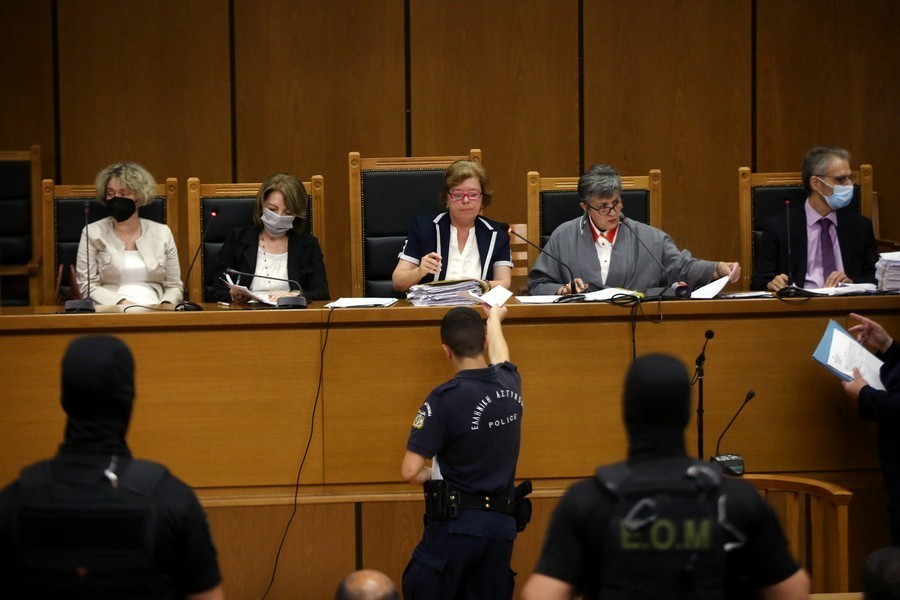 Δίκη Χρυσής Αυγής: «Πολιτικός κρατούμενος» δήλωσε η Λαγός - Αναβολή ...