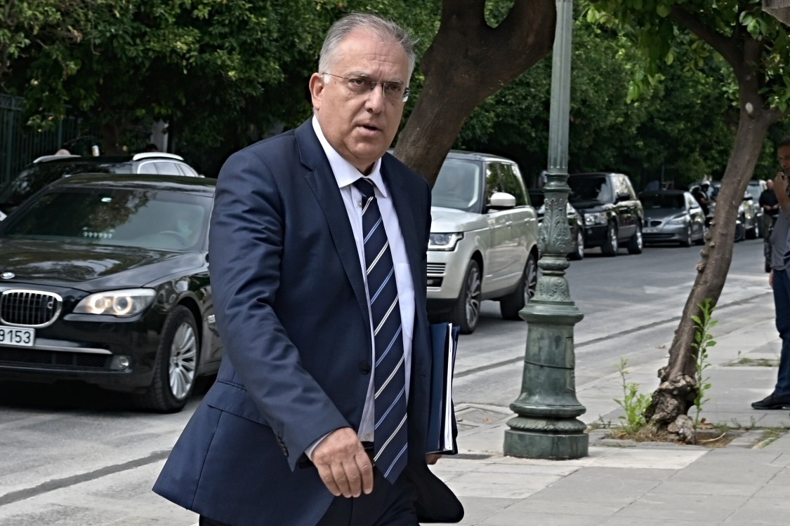 Επίθεση με πέτρες και μπογιές στο γραφείο του Τάκη Θεοδωρικάκου ...