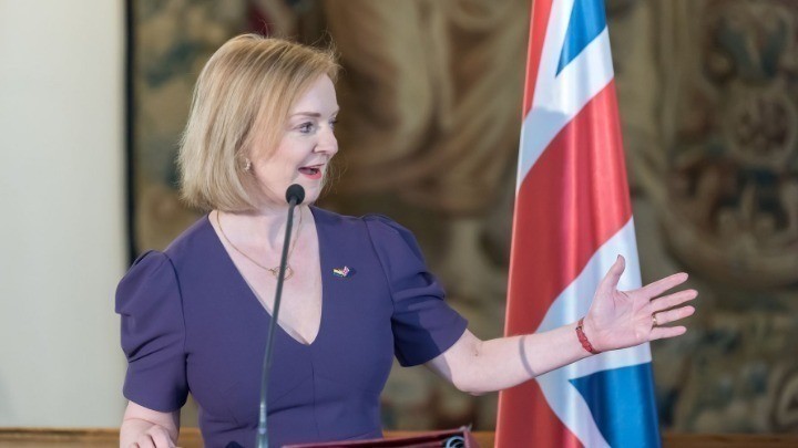 Λιζ Τρας: Eγκαταλείπει το σχέδιο για μείωση του φορολογικού συντελεστή ...
