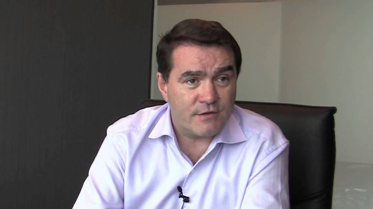 Stephen Diggle: Ο trader που κέρδισε δισεκατομμύρια το 2008 αγοράζει ...